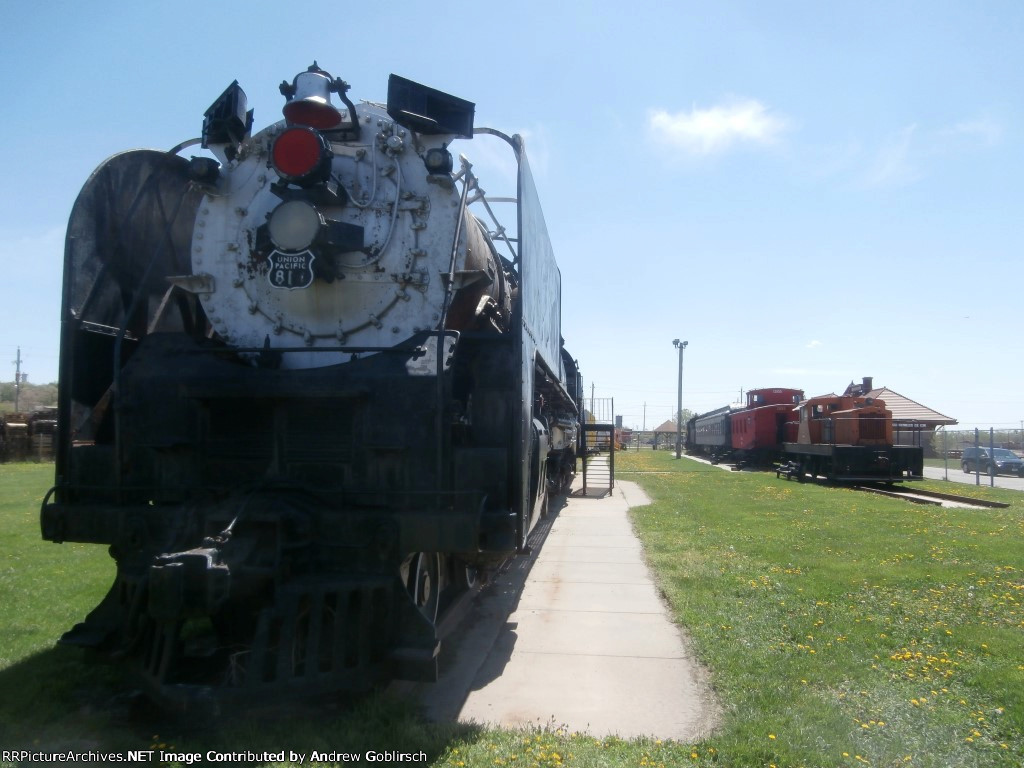 UP 814, IOPX 0, CBQ 915 & their Cars